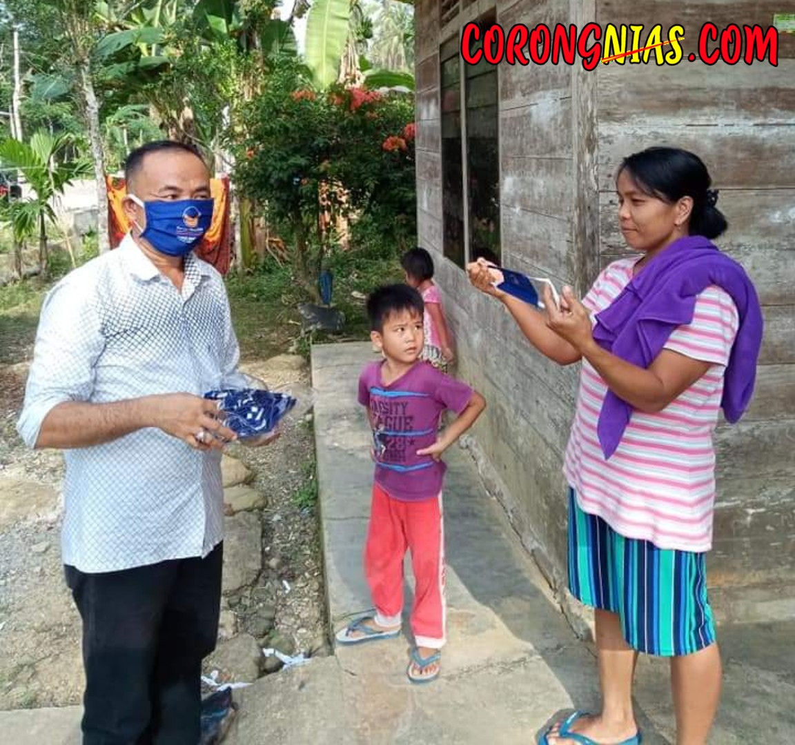 Anggota DPRD Nias Yosafati Waruwu Bagikan Masker Kepada Warga di ...