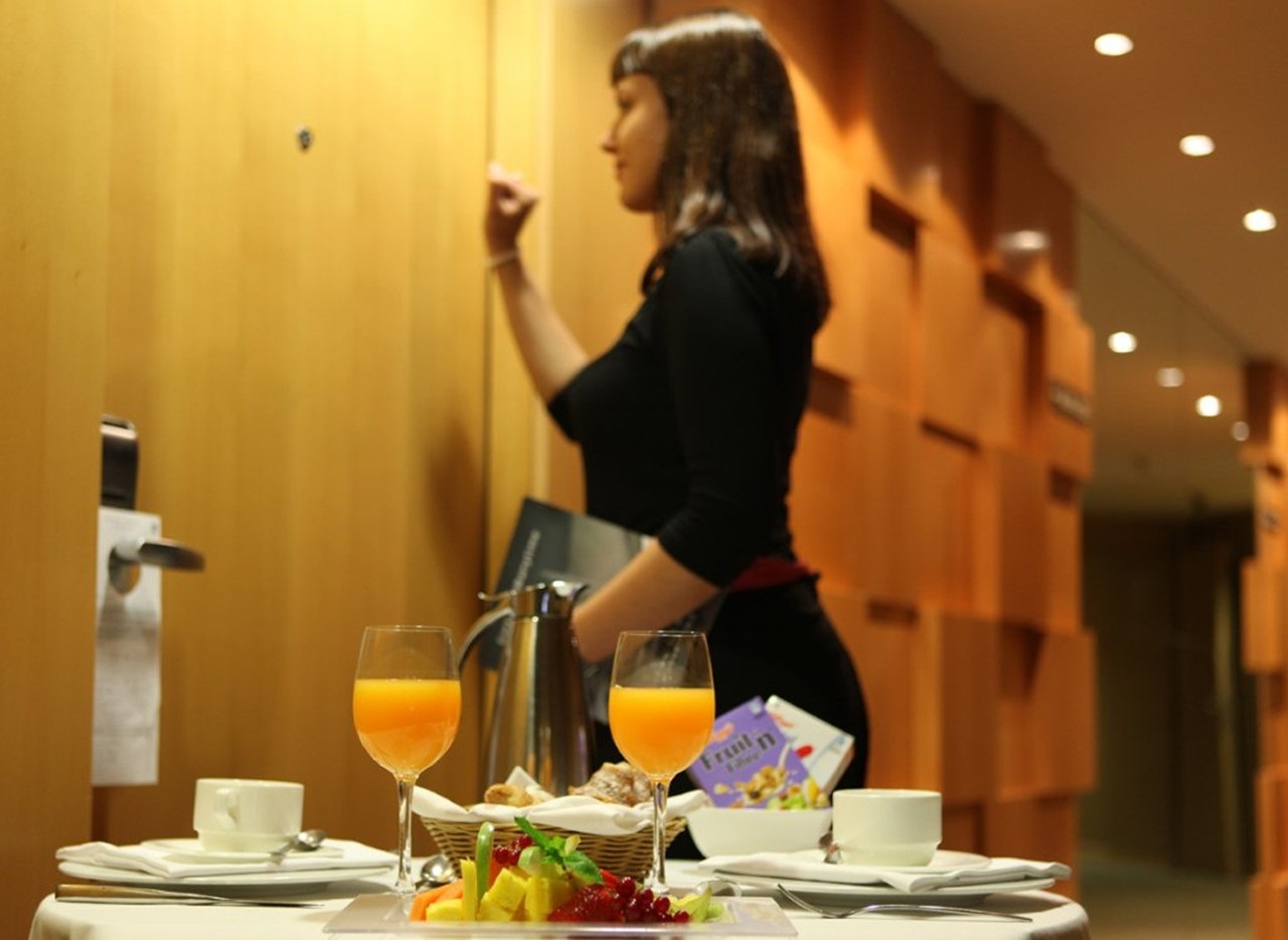 Restoran dan Room service : Peralatan , Cara Pelayanan dan Jenis ...