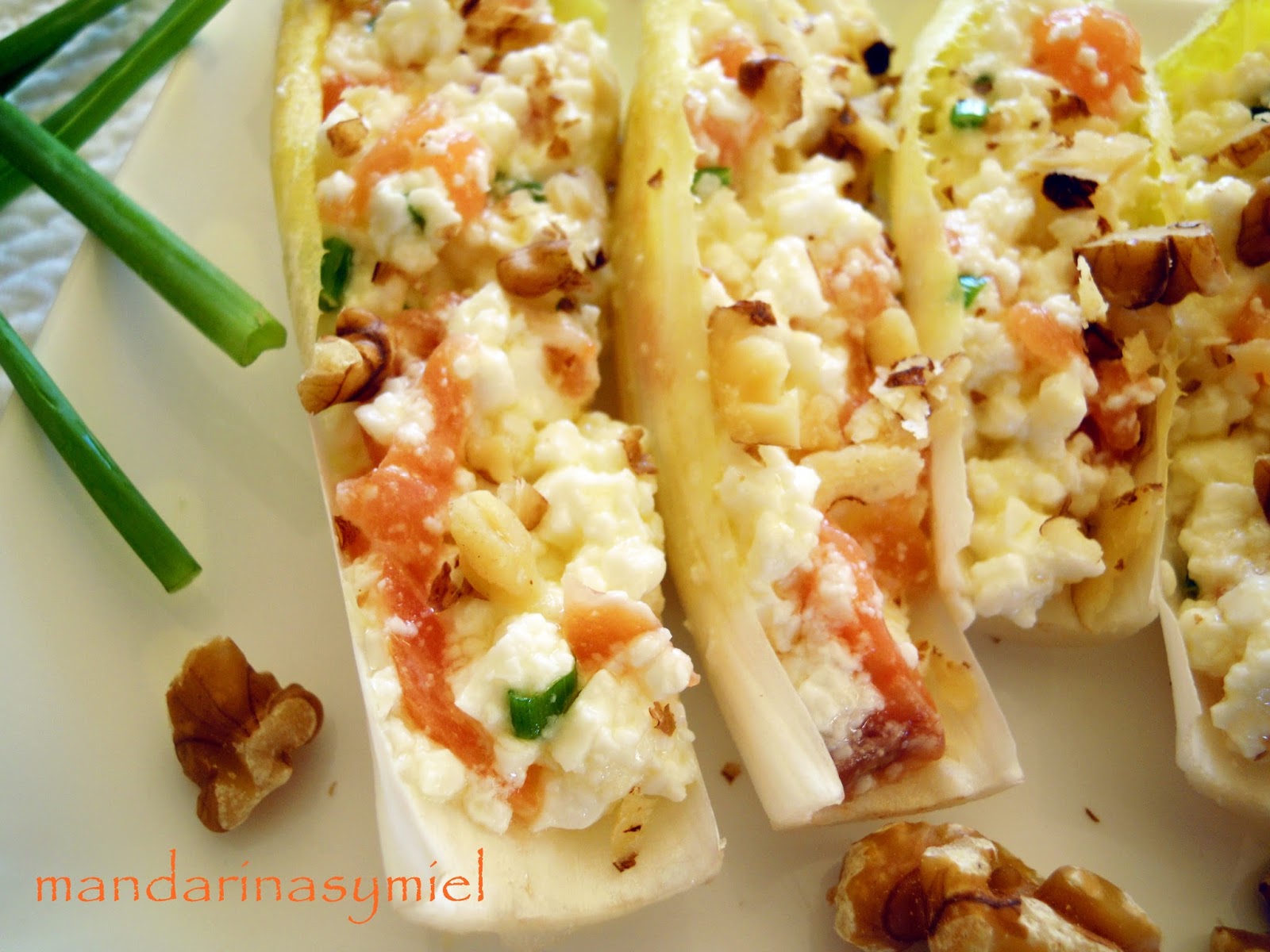 Endivias con salsa de queso y salmón. | Mandarinas y miel