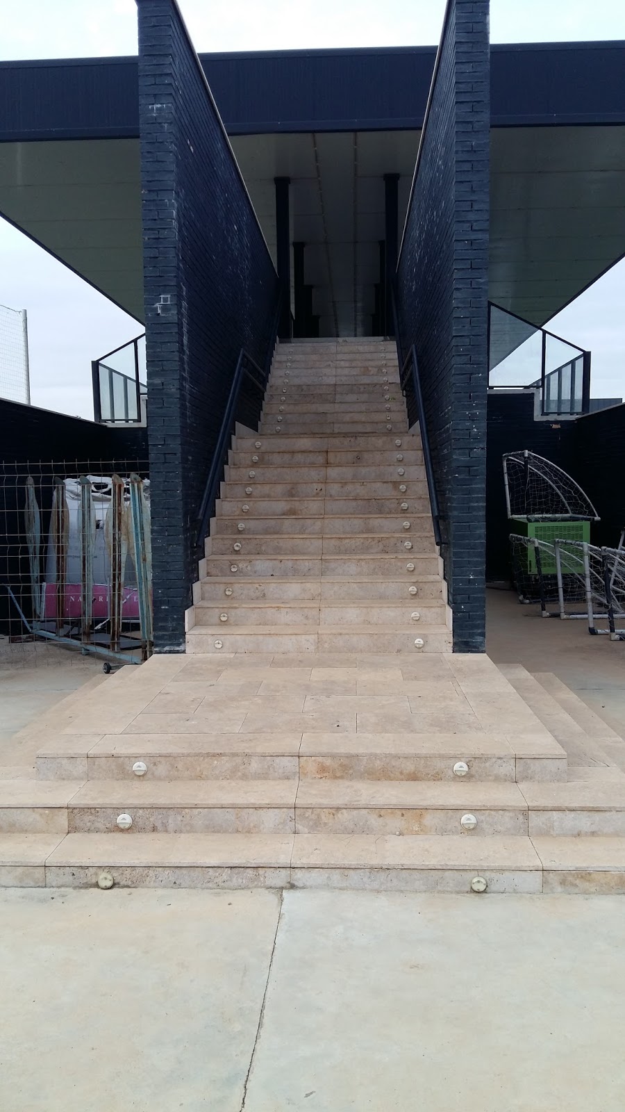 Blog Discapacidad I.E.S. AZUER Manzanares: Gradas sin rampas