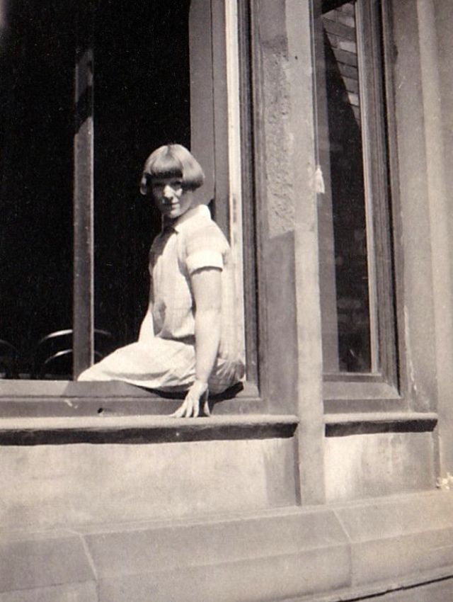 35 Interesting Vintage Snapshots That Capture People at the Windows ...