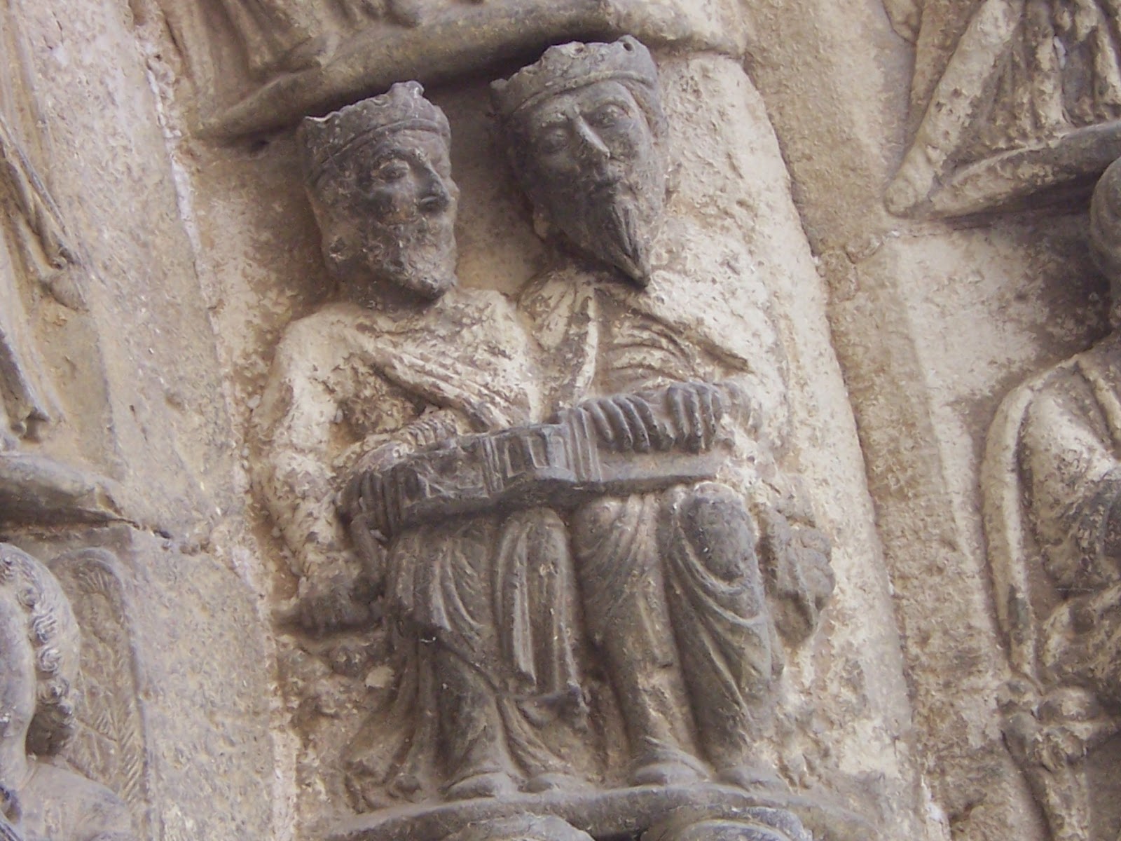 musica en las piedras: ¿Organistrum o viola de teclas?