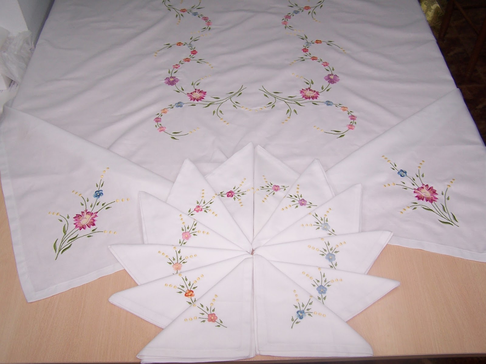 Taller de Costura Marien: MANTEL BORDADO