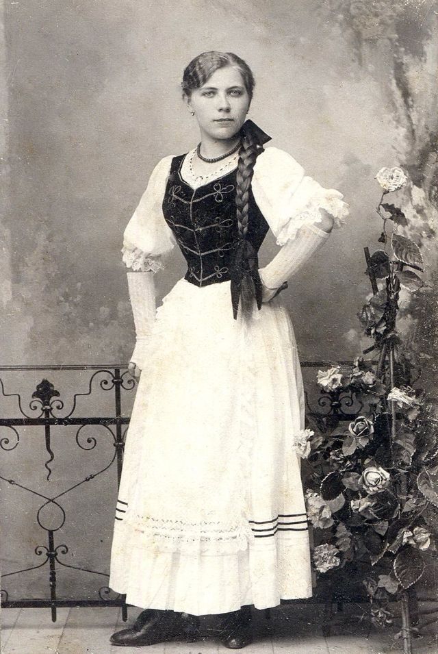 Beautiful Photos Show Hairstyles of Hungarian Girls in the 1900s ...