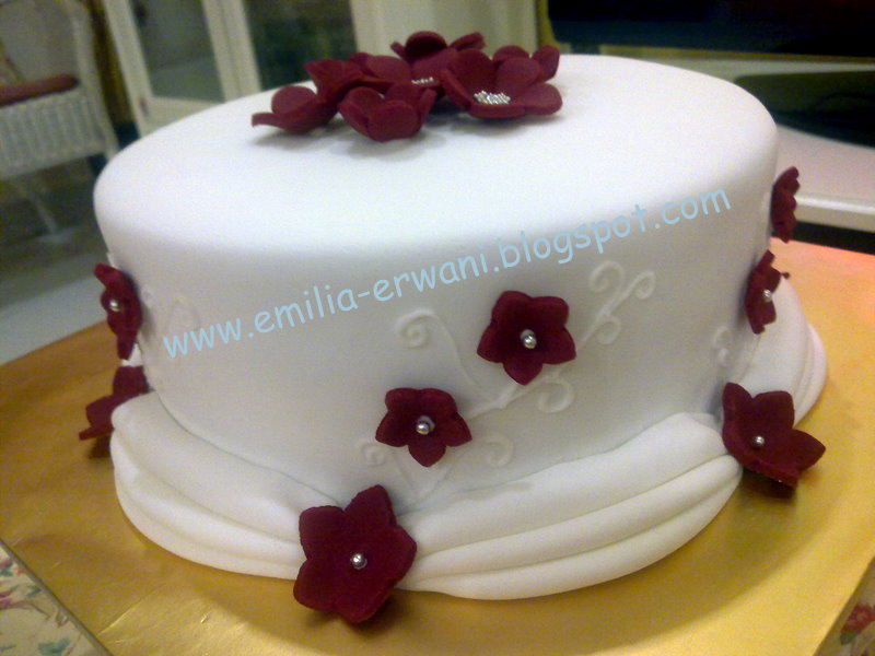 Masterpiece Home-made Cakes: White + maroon fondant cake