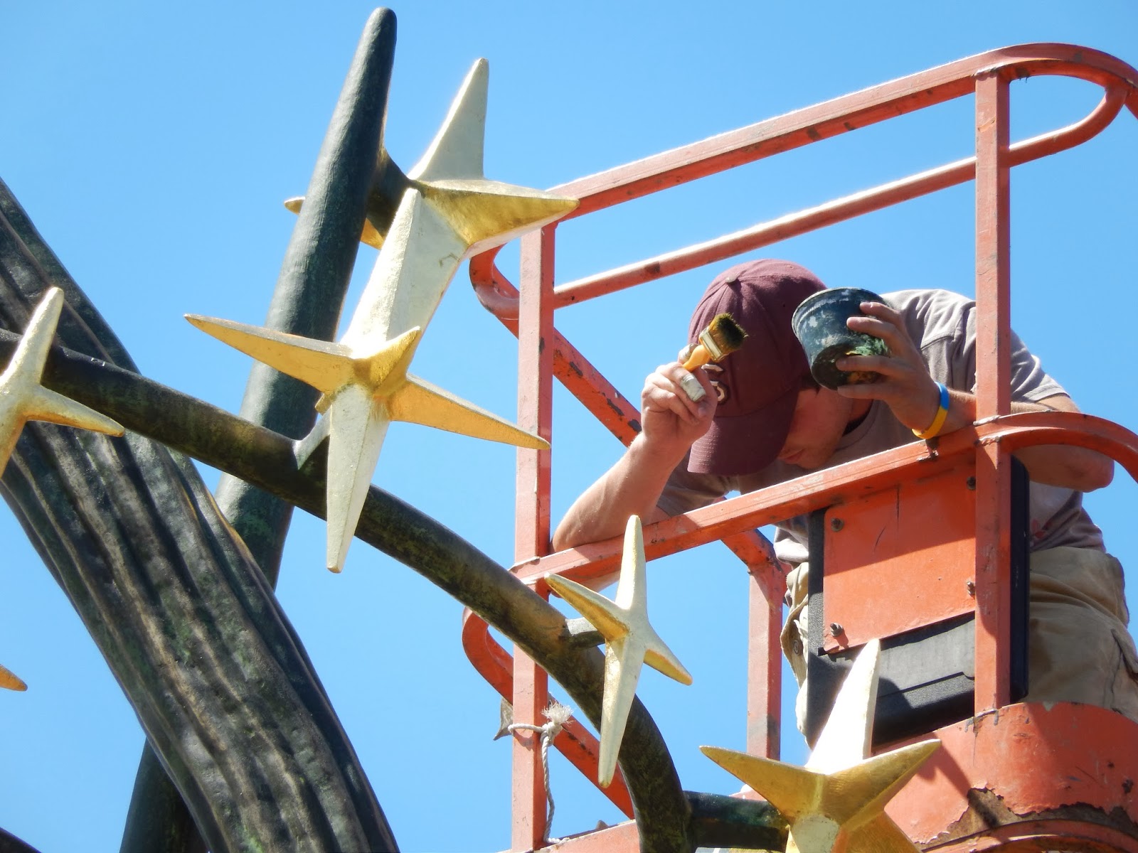 BigAppleAnnex.com: NYC Photoblog: Rocket Thrower Sculpture at Corona ...