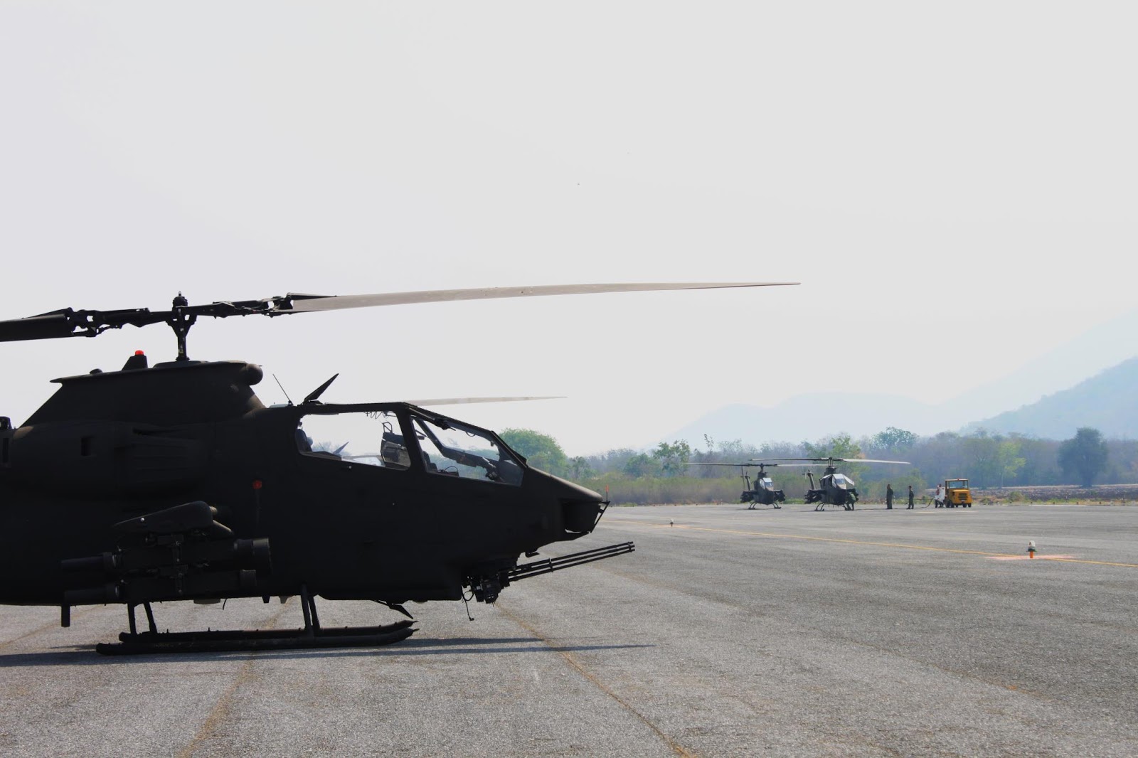 THAIDEFENSE-NEWS: ประมวลภาพ AH-1F Cobra และ AS550 C3 Fennec