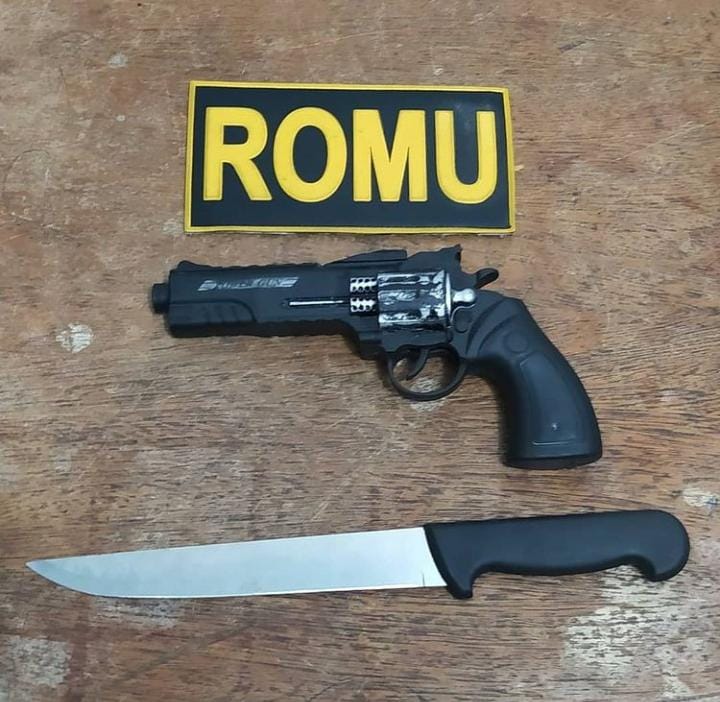 GUARDA MUNICIPAL FAZ APREENÇÃO DE SIMULACRO DE ARMA DE FOGO E UMA FACA