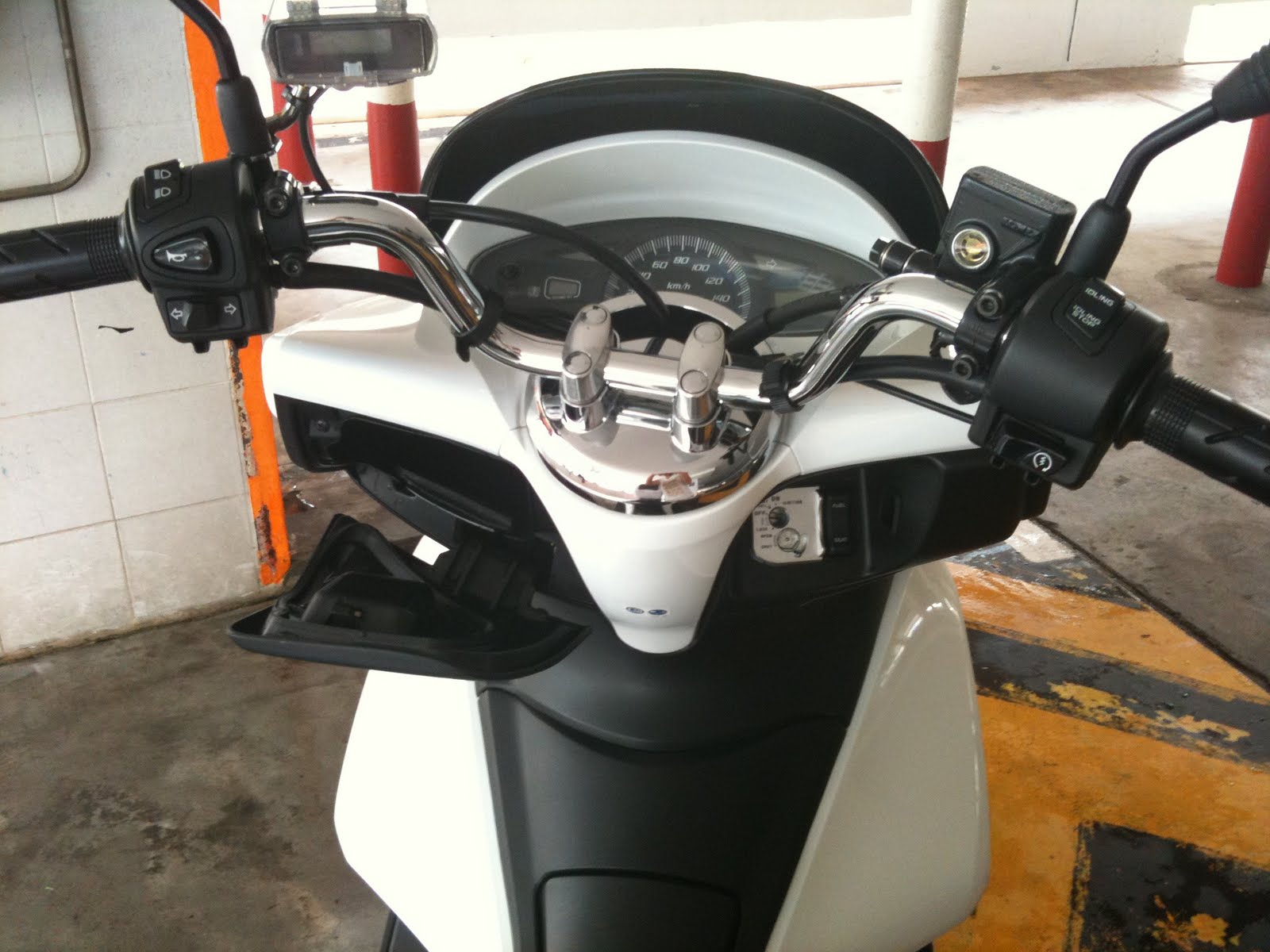SG Female Rider: Review of storage space on Honda PCX 125