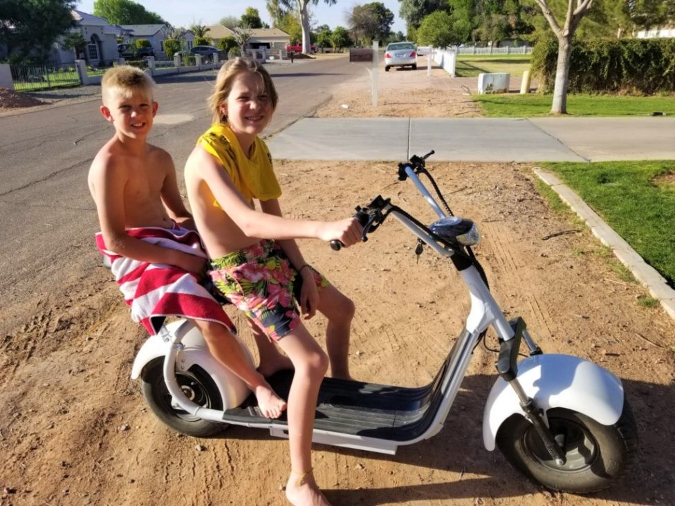 NieNie Dialogues: Alien Scooters