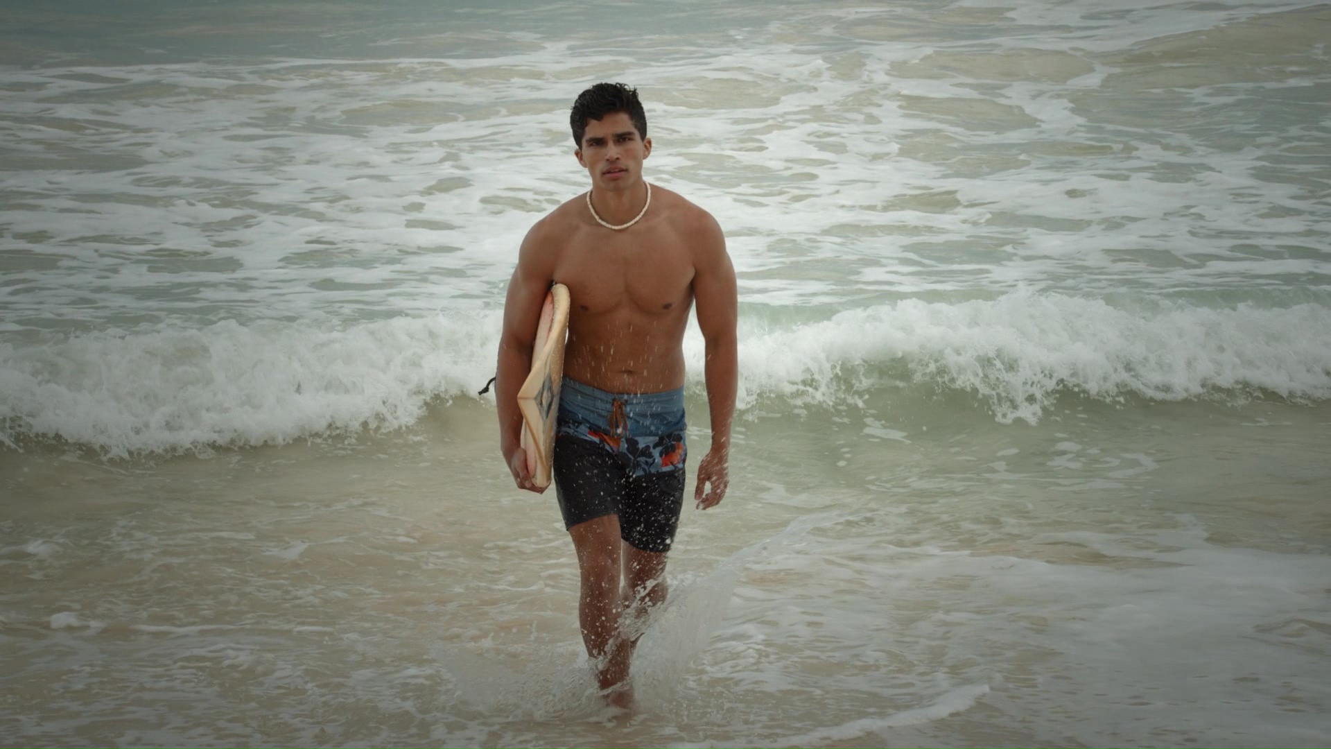 ausCAPS: Alex Aiono shirtless in Doogie Kamealoha, M.D. 1-02 "Love Is A ...
