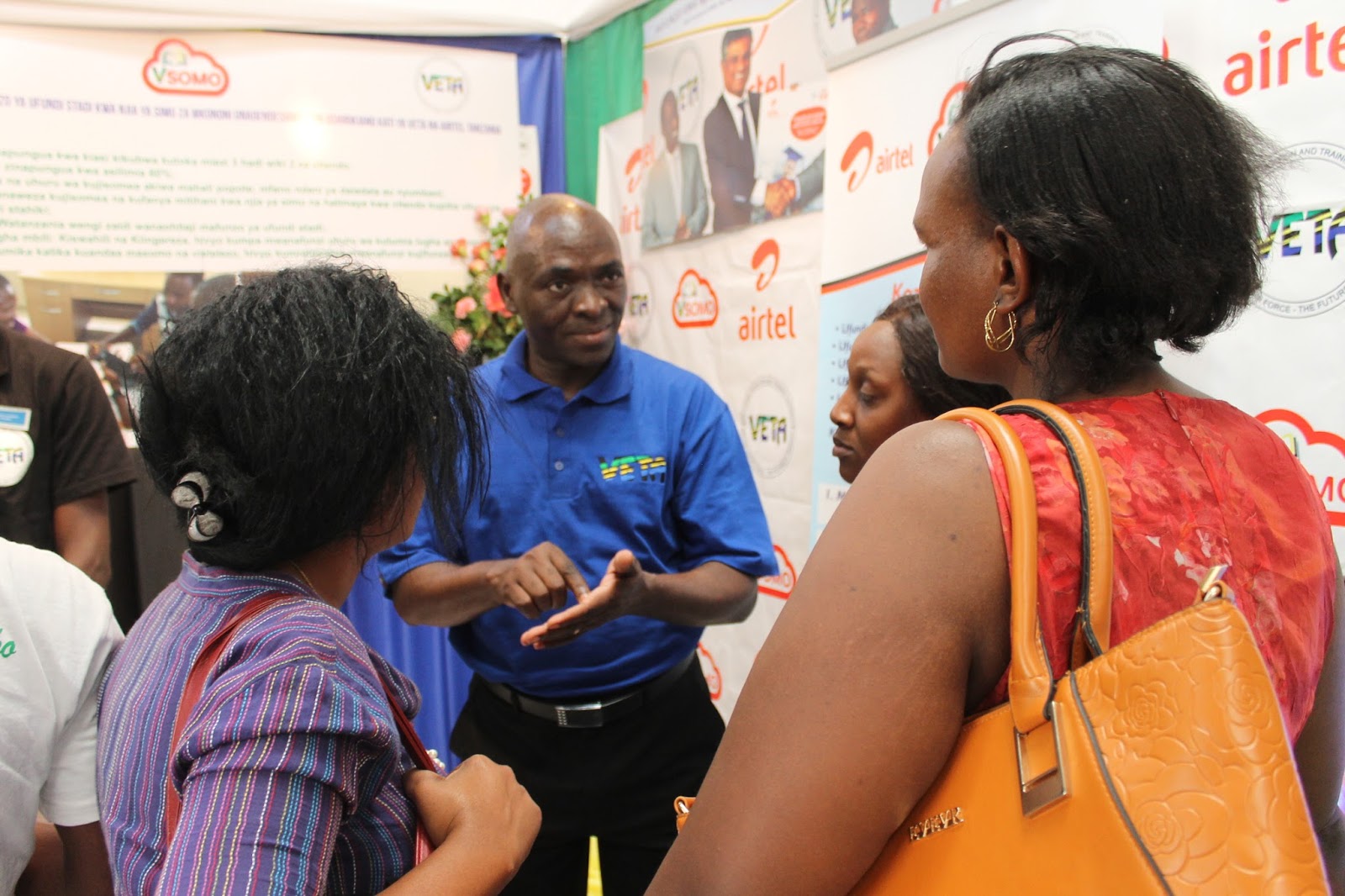 VIJANA MKOANI DAR WAJIANDIKISHA NA MASOMO YA VETA KUPITIA SIMU ZA ...