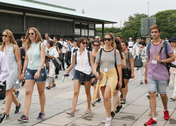 Foreign tourists flock back to Japan: Foreign tourists flock back to Japan