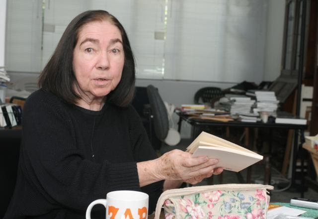 la comparecencia infinita: isabel fraire / dos poemas