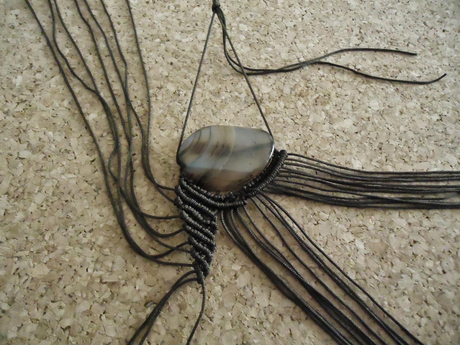 Il giardino creativo: TUTORIAL COLLANA A MACRAME'