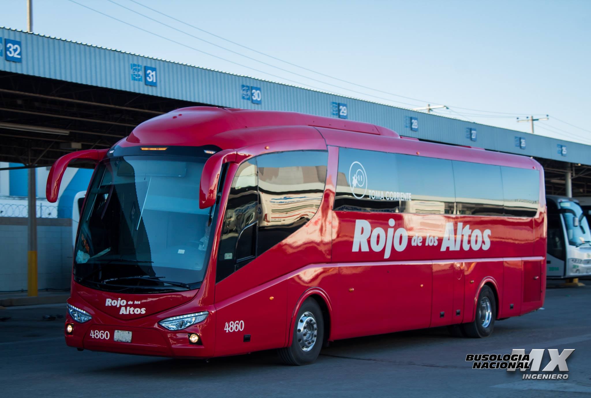 ¿Por que cada vez hay autobuses pintados muy simples?