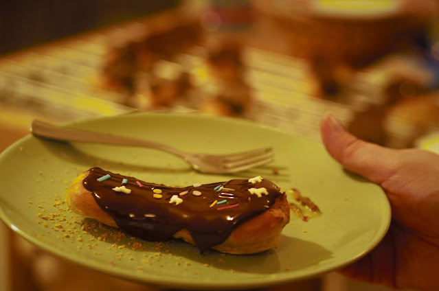 Mango éclair - Petra's Rolling Pin