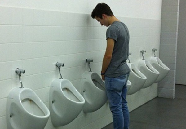 Coisas De Macho Macho Mijando Em Banheiro Público