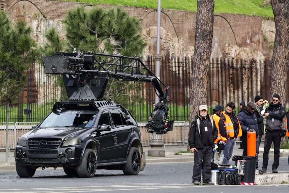 007 TRAVELERS: Daniel Craig filming car scenes of "SPECTRE" near ...