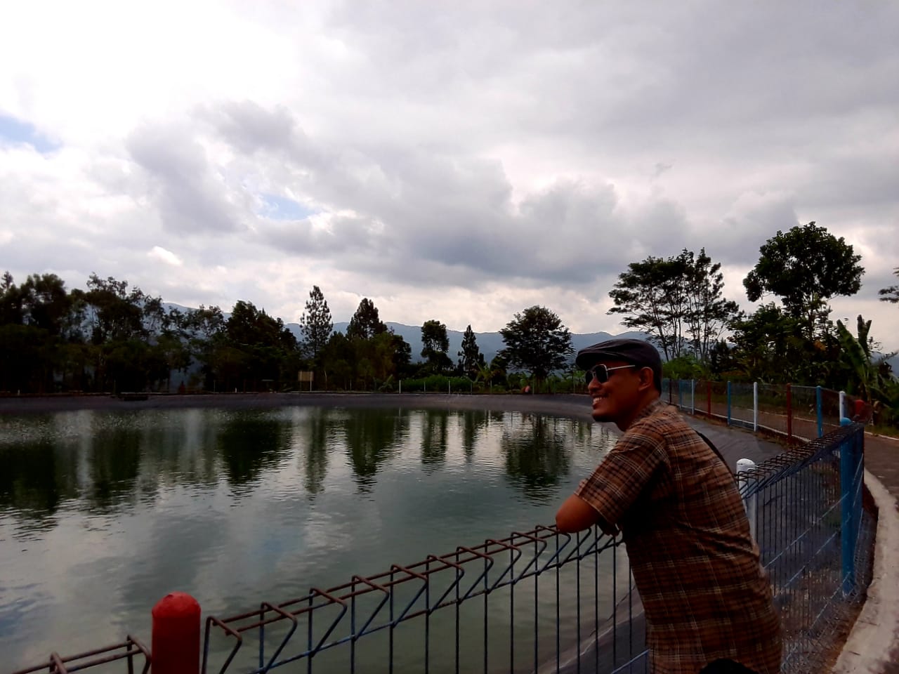 Saya pun berjalan-jalan sekeliling embung Cangkring. Di sini juga ...