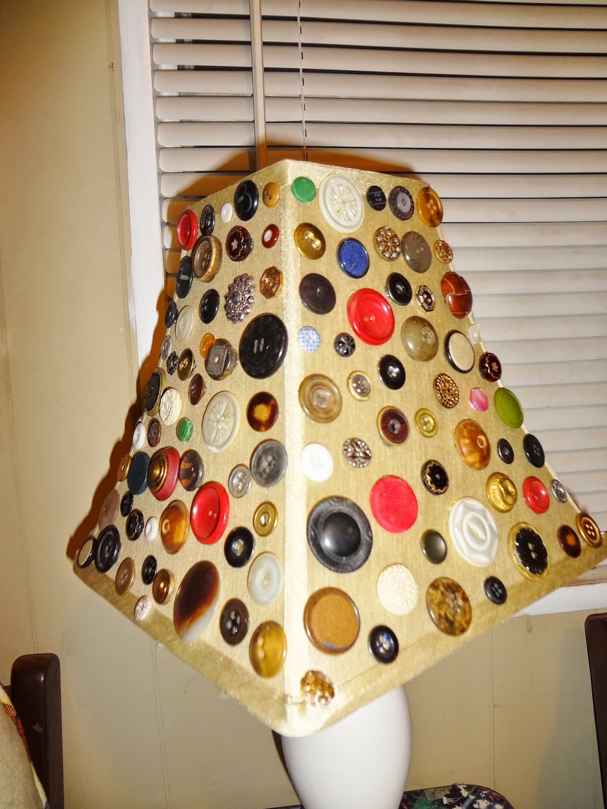 Roly Poly Workshop: Vintage and Antique DIY Button Lamp Shade