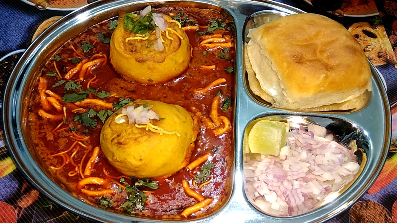 Sadhana Zoman's recipes: आलू वडा रस्सा / कट वडा / Kat vada / Vada rassa