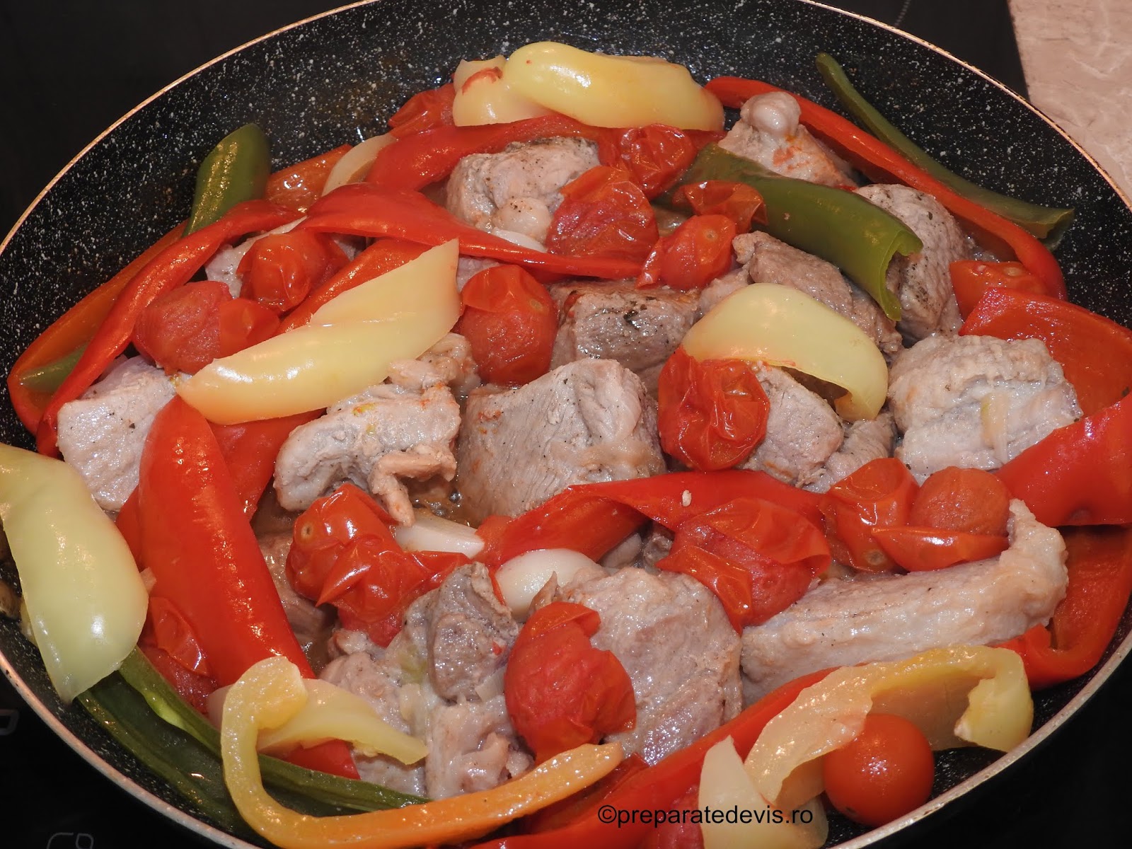 Friptura de porc la tigaie cu legume reteta | Preparatedevis.ro