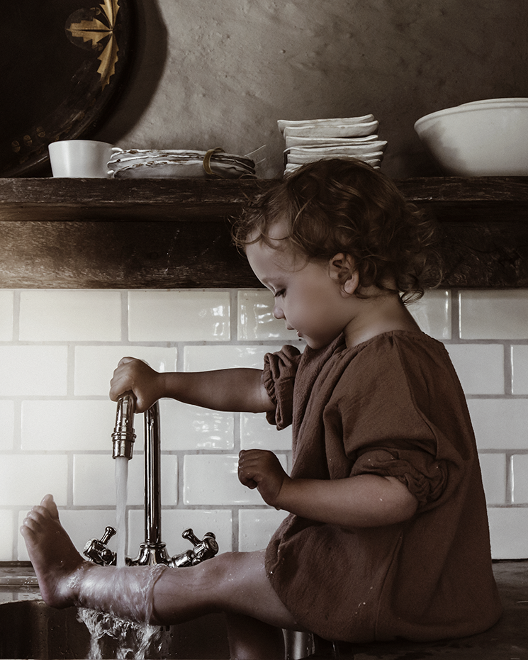 Hannah Lemholt English: MOTHERHOOD NOTES Nº 1 - SMALL APERTURES