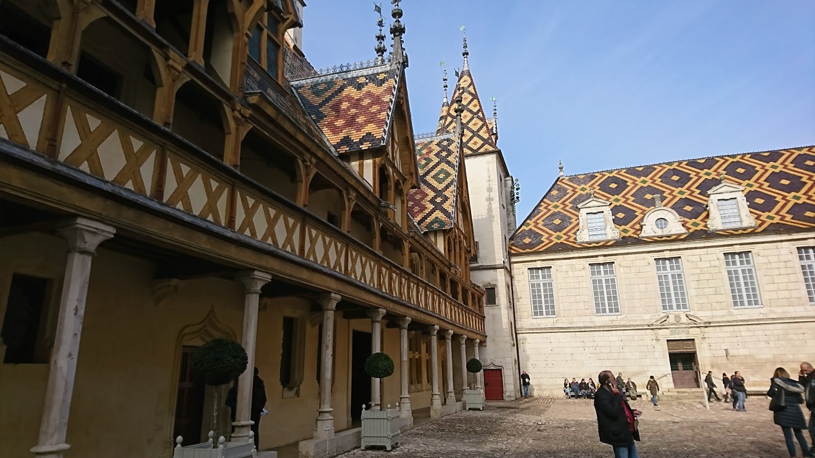 L'image Imlaginaire: Les Hospices de Beaune ou Hôtel-Dieu de Beaune est ...