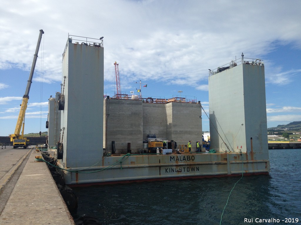 O Porto da Graciosa: ESTREIA DO BATELÃO "MALABO" NO PORTO DA PRAIA DA ...