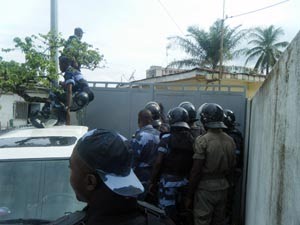 THE SAD EVICTION OF A GABONESE FAMILY FROM THEIR HOME. LA TRISTE ...