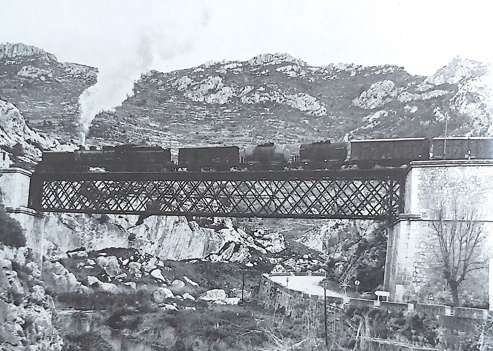 Trenes y tiempos: Historias del vapor (y CXLVIII ): Un extraño y ...