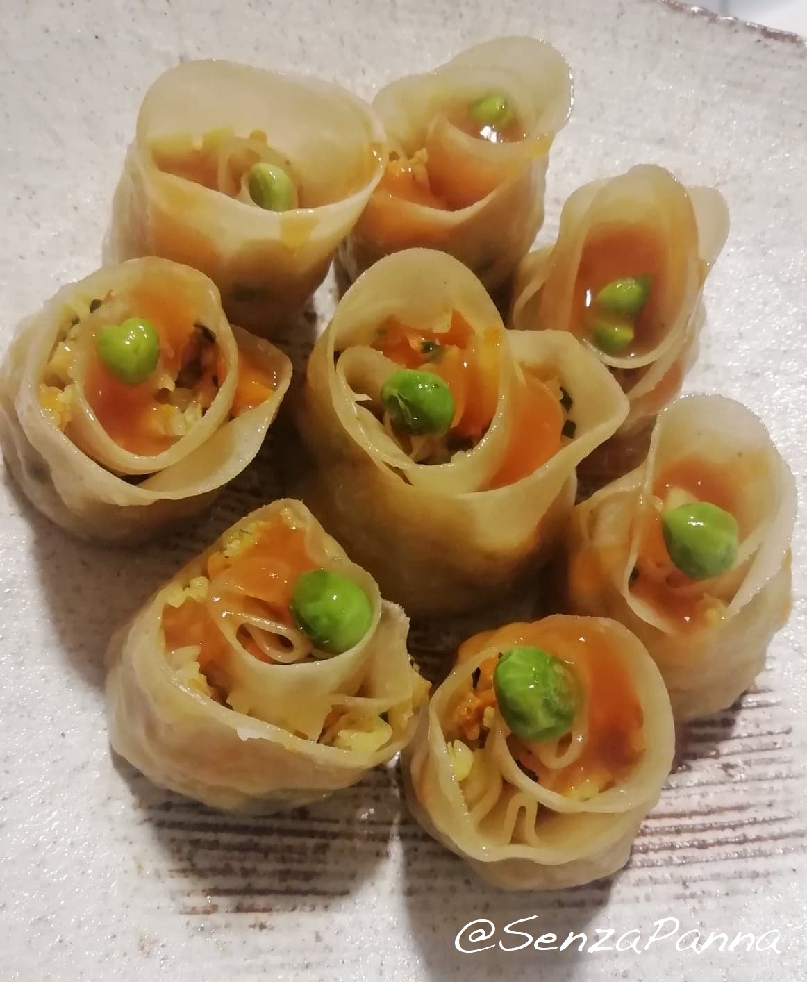 SenzaPanna: Rose Gyoza vegetariani. La ricetta del lunedì.