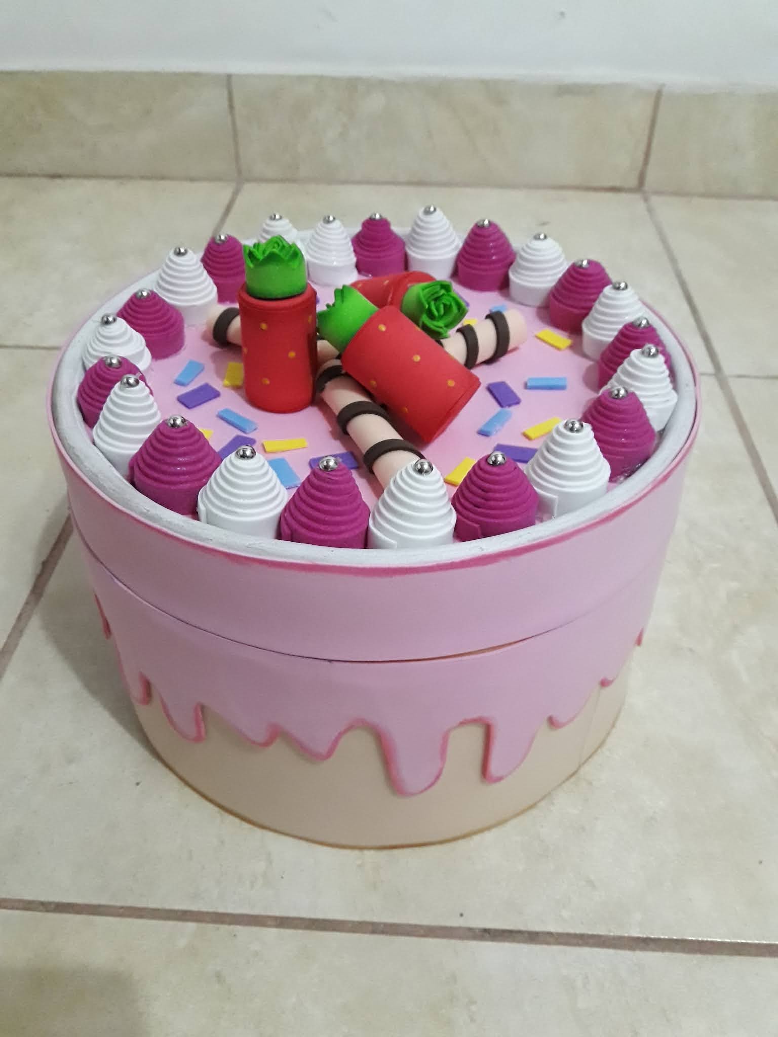 Creaciones Loly: Caja de Regalo en forma de Pastel 🎂