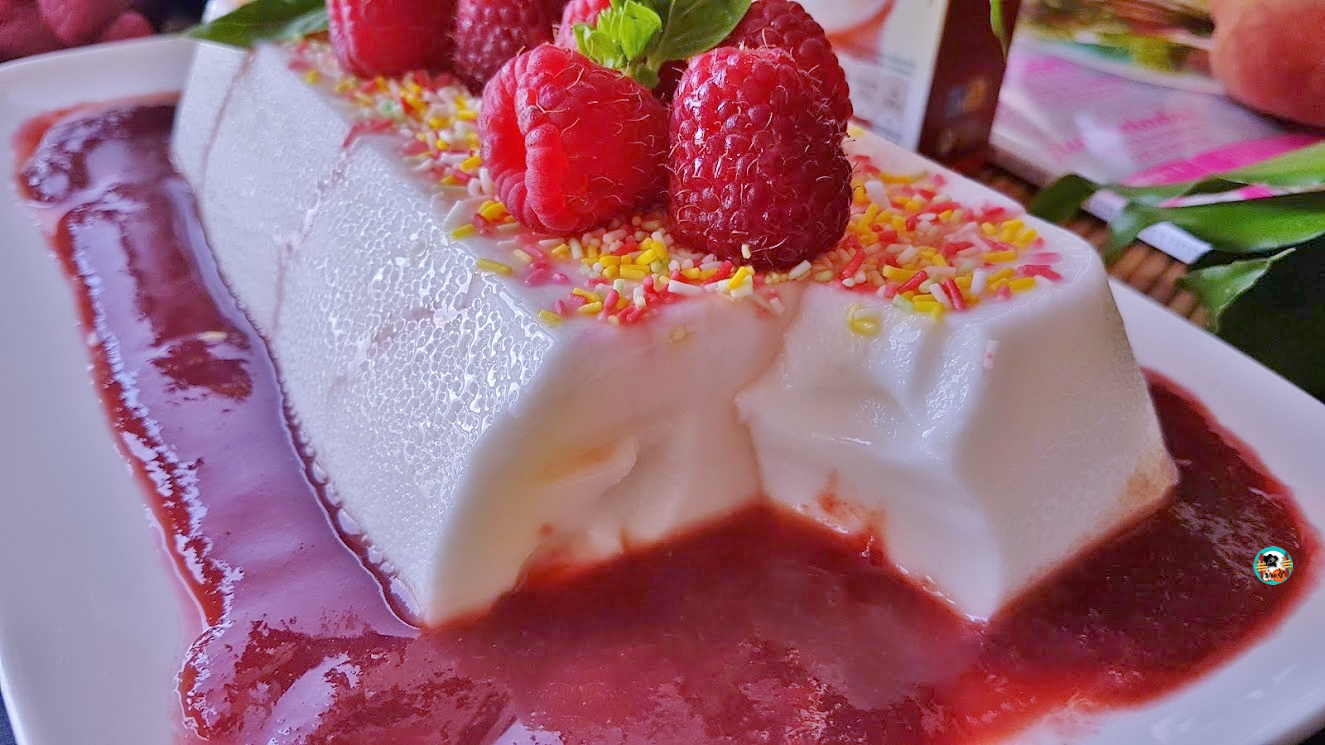 Cuajada de coco con frutas rojas - ¡Huele Bien!