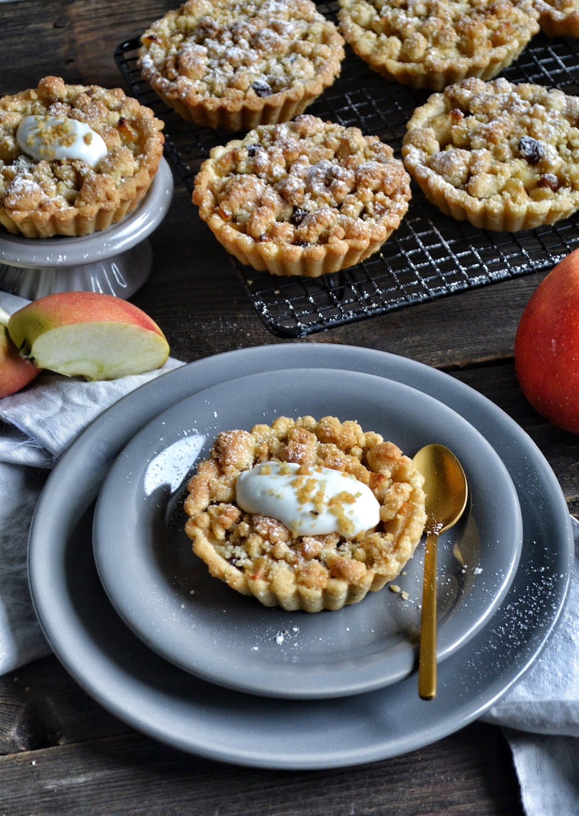 Mini tarty z crumble jabłkowym • Pysznie czy przepysznie