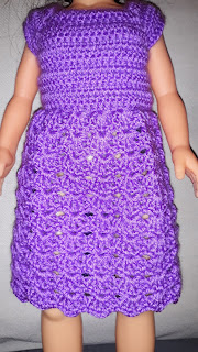 Nancy: vestido morado con dibujo de conchas