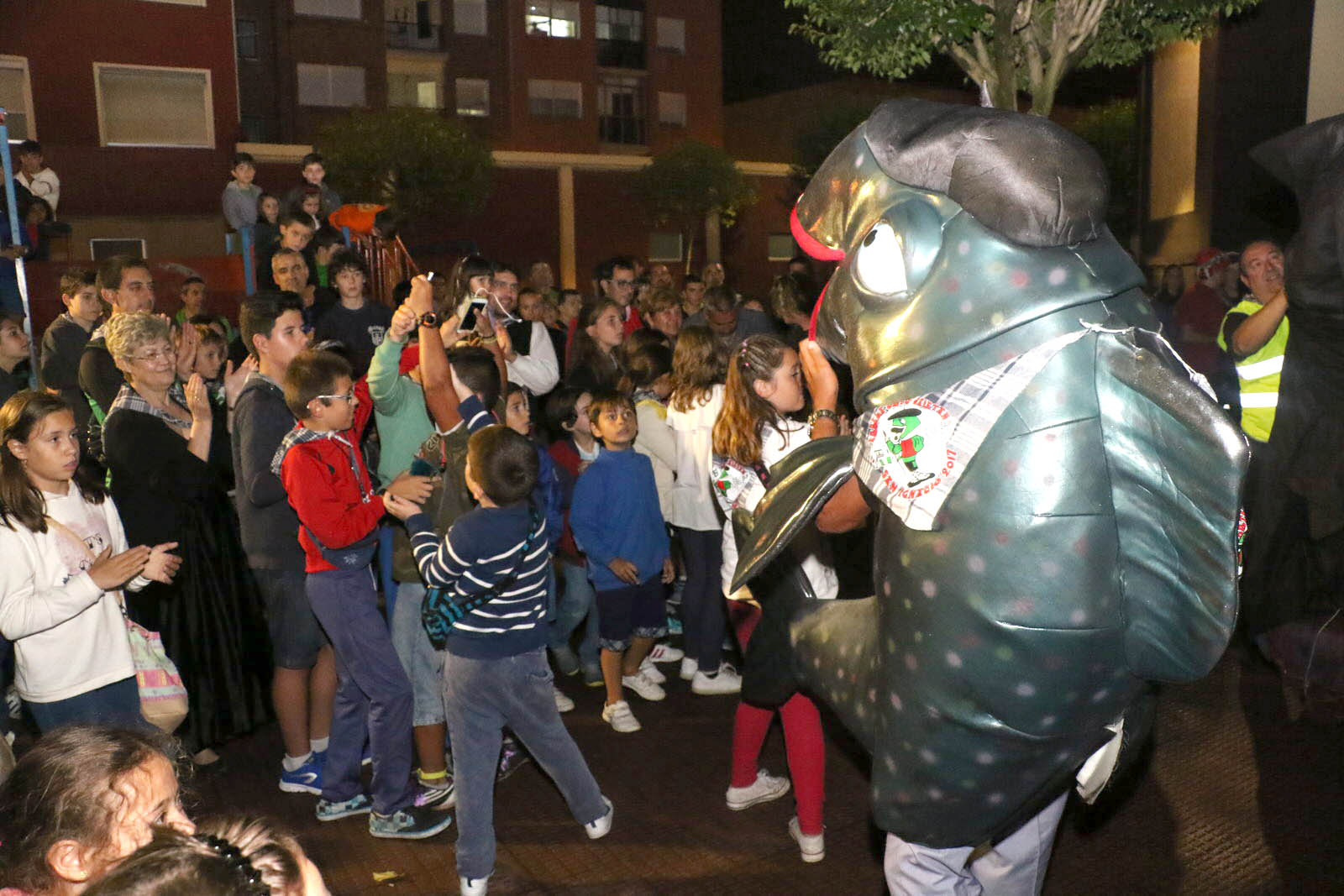 Cientos de personas despiden las fiestas de Retuerto y a su trucha jubilada