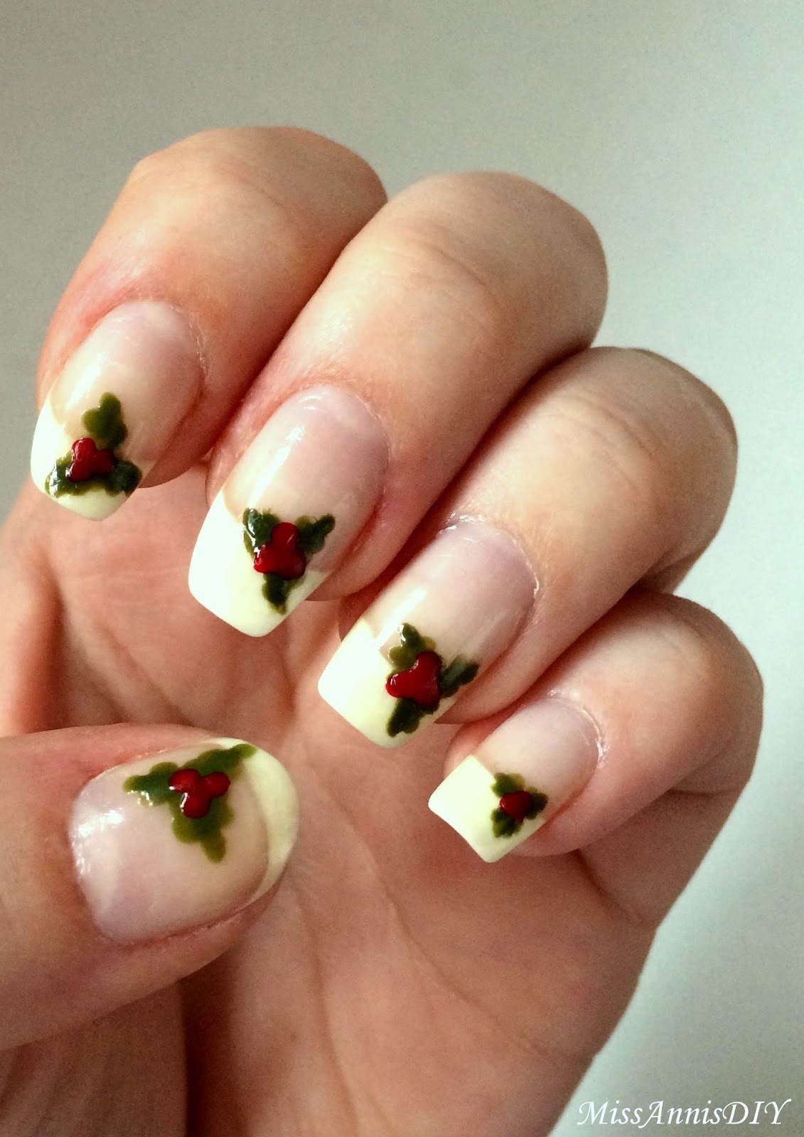 Miss Anni's DIY: Mistletoe Nails