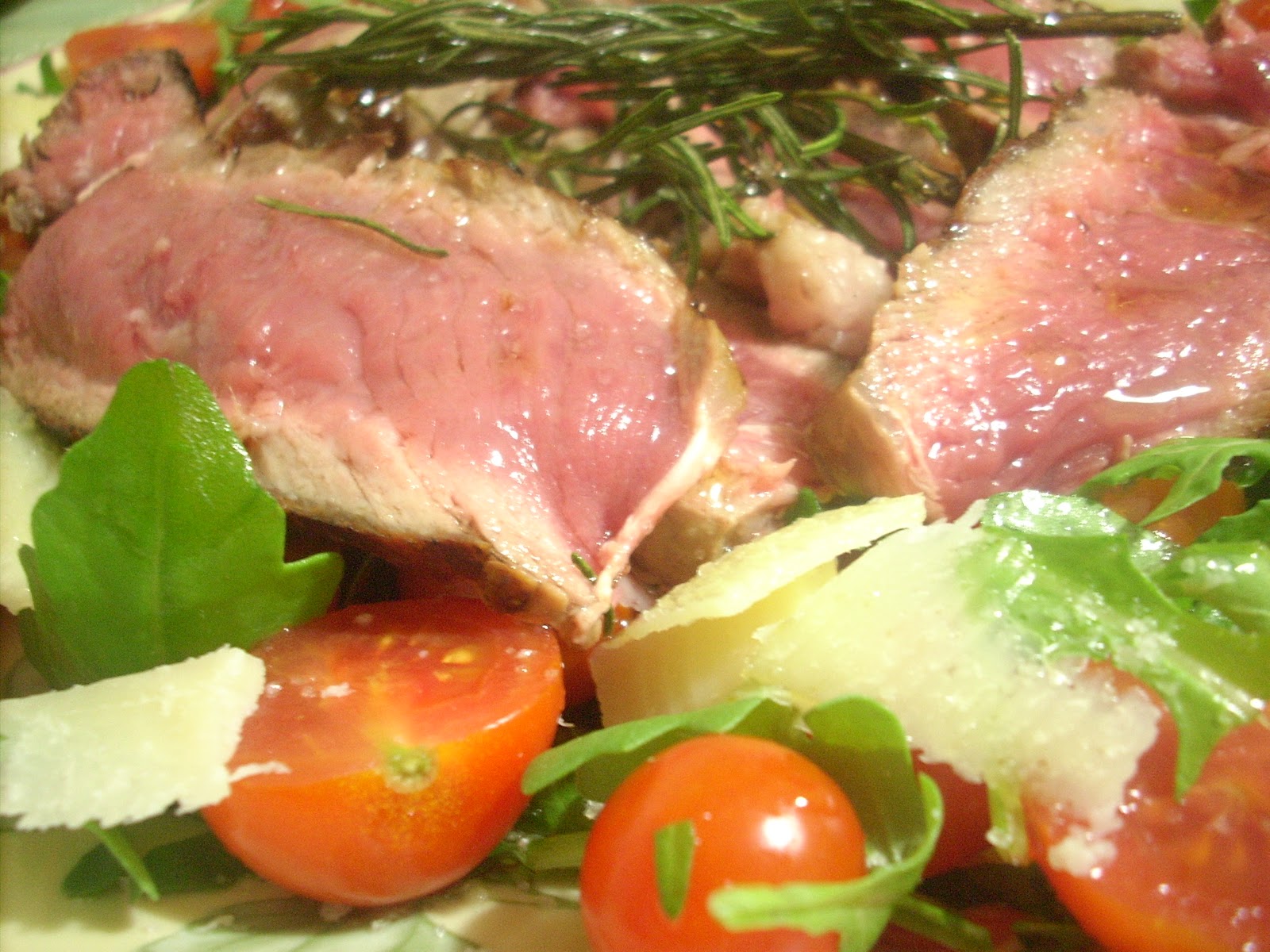 TAGLIATA DI MANZO CON POMODORINI RUCOLA E GRANA da Una Setteveli è per ...