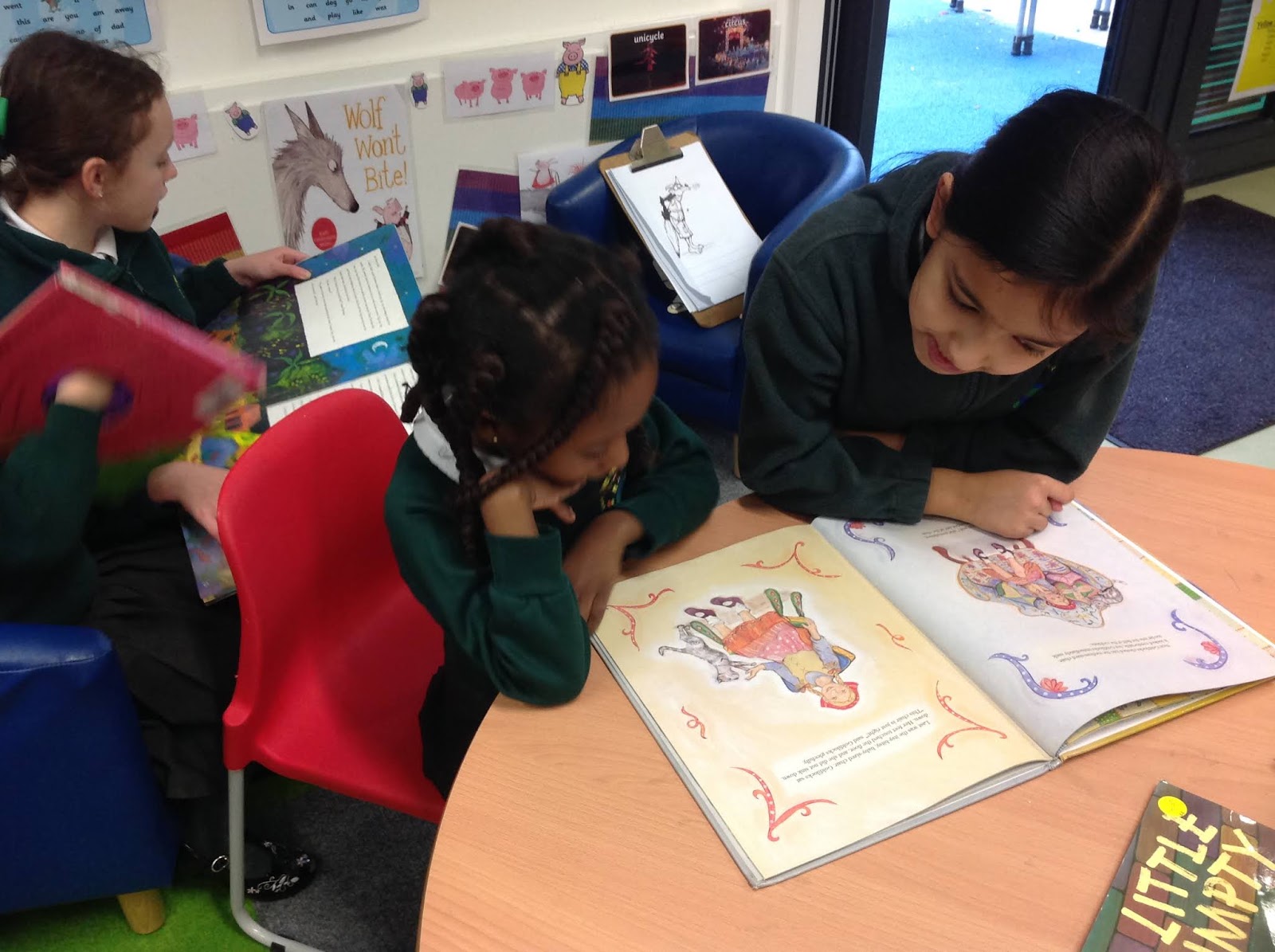 Suttons Primary School: Buddy Reading - Reception Green Class and Year 5KR