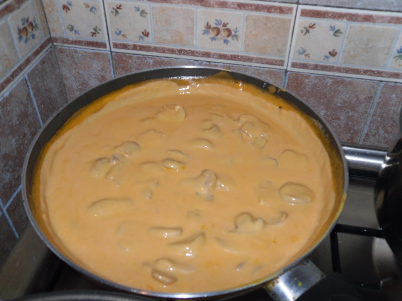 Bife com molho de cogumelos natas ketchup e mostarda
