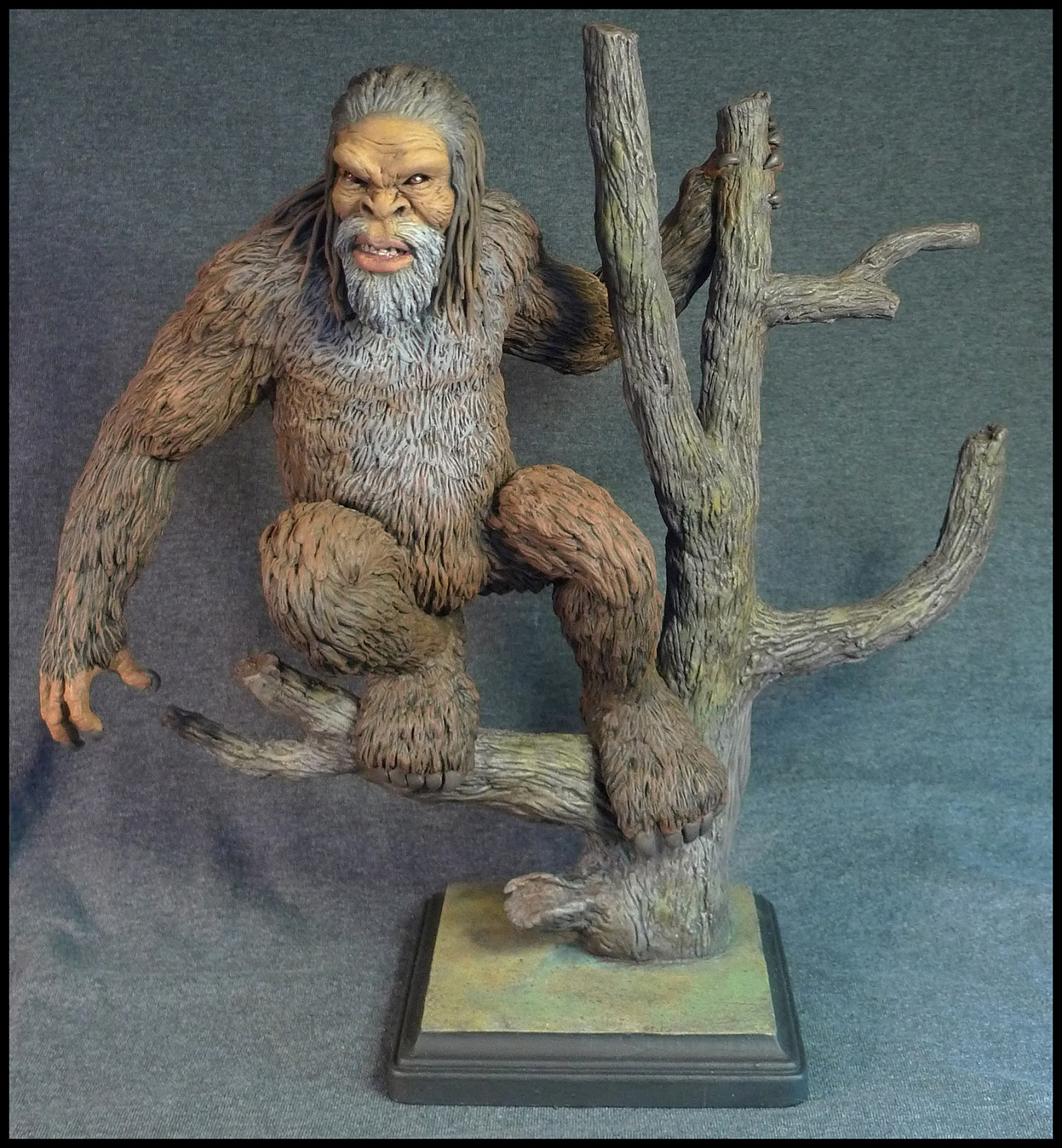 LUDstuff!: SCULPTURE: "Sasquatch In A Tree"