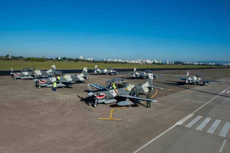 Embraer delivers six A-29 Super Tucano light combat aircraft to ...