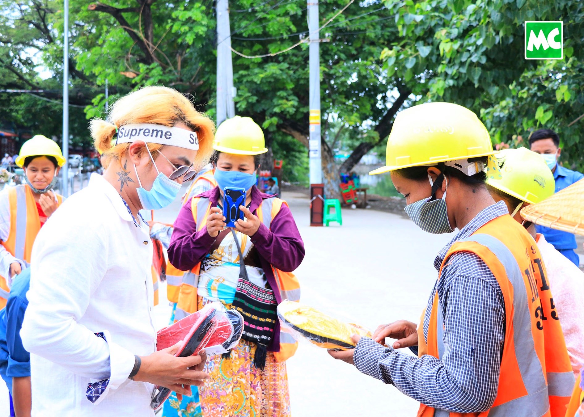 မန္တလေးမြို့ရှိ စည်ပင် ဝန်ထမ်းများ ကို သွားရောက် လှူဒါန်းခဲ့တဲ့ စည