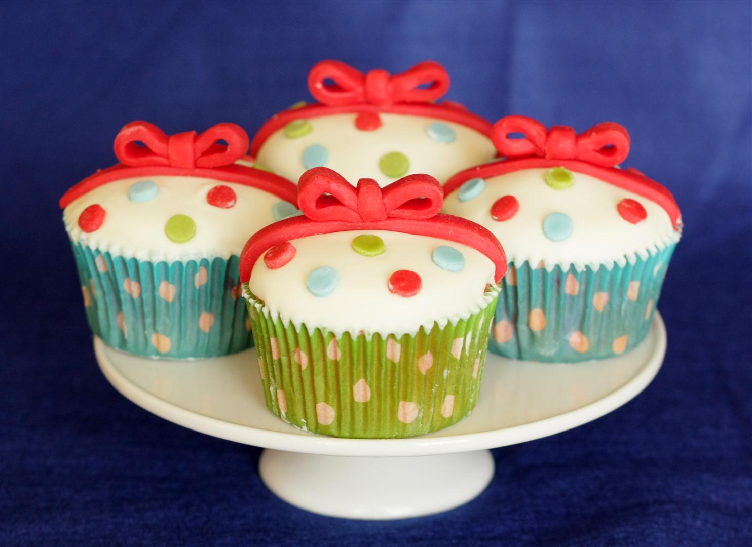 Patty Cakes Bakery: Christmas present cupcakes
