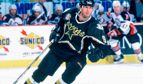 La vie est une puck: Le plus de chandails avec la même équipe