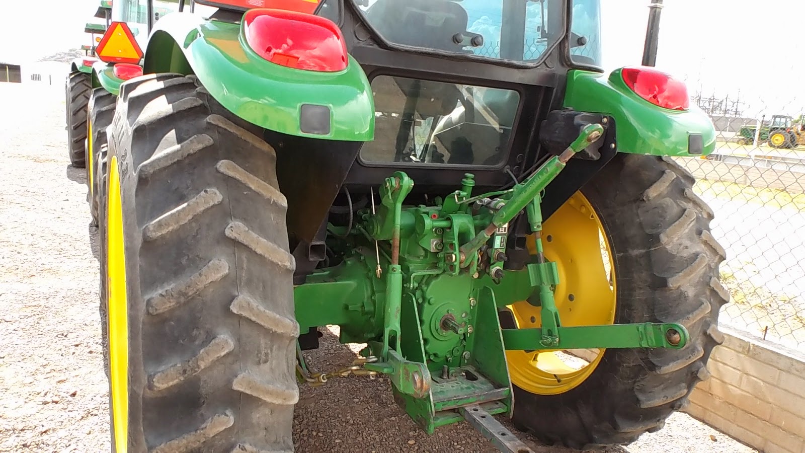 MAQUINARIA AGRICOLA INDUSTRIAL: Tractor John Deere 5725, 4x4 ...