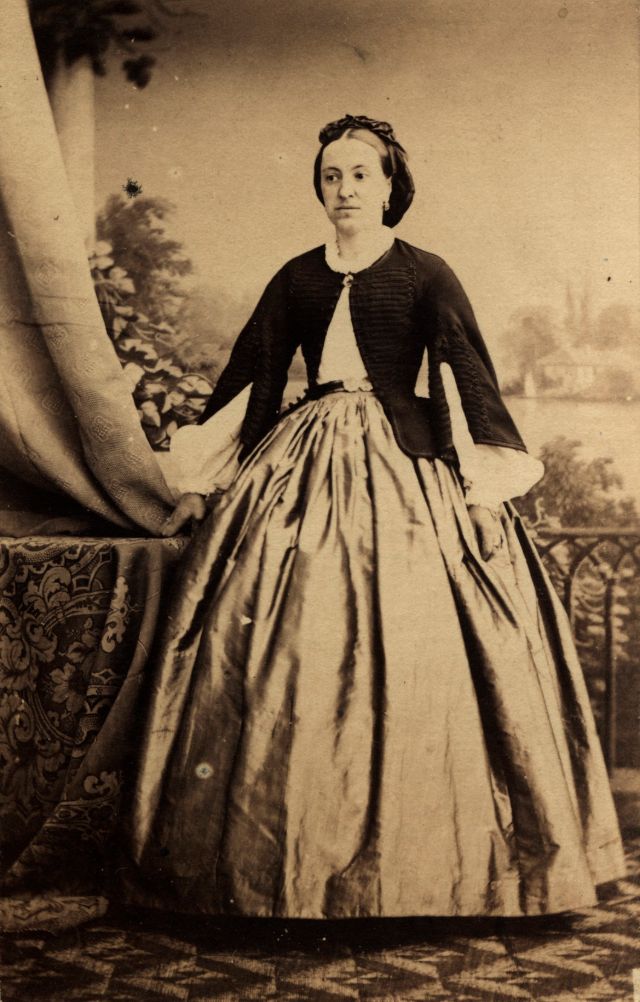 45 Amazing Photos Capture Victorian People Posing With Painted ...