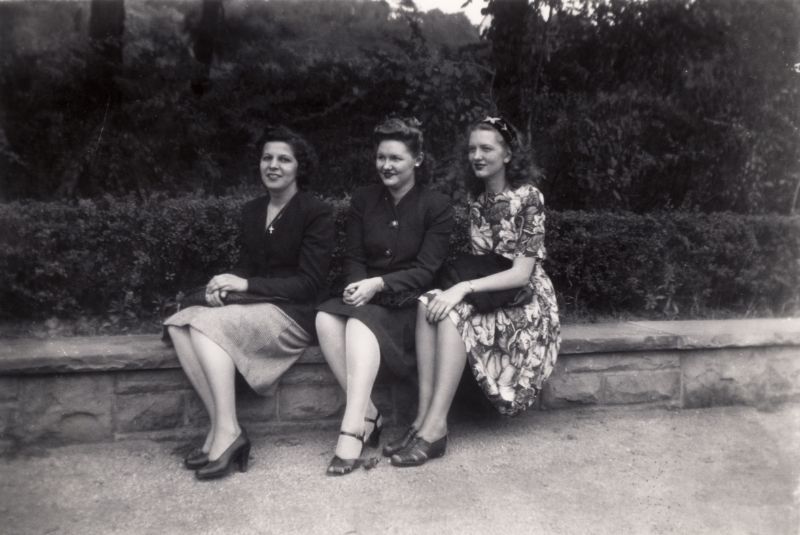 Wartime Fashion: 40 Found Photos Show What Women Wore in the Early ...